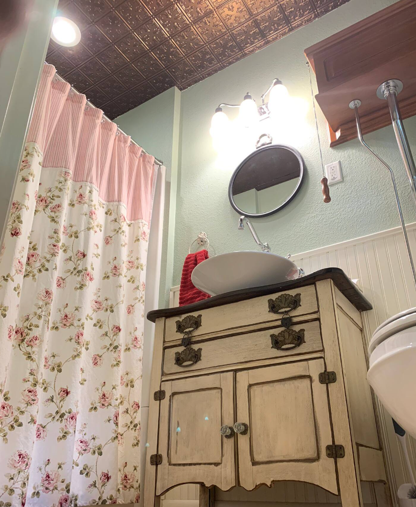 RT 62 Motor Resort 1890’s Decade Themed Victorian Cabin w/Jacuzzi ...