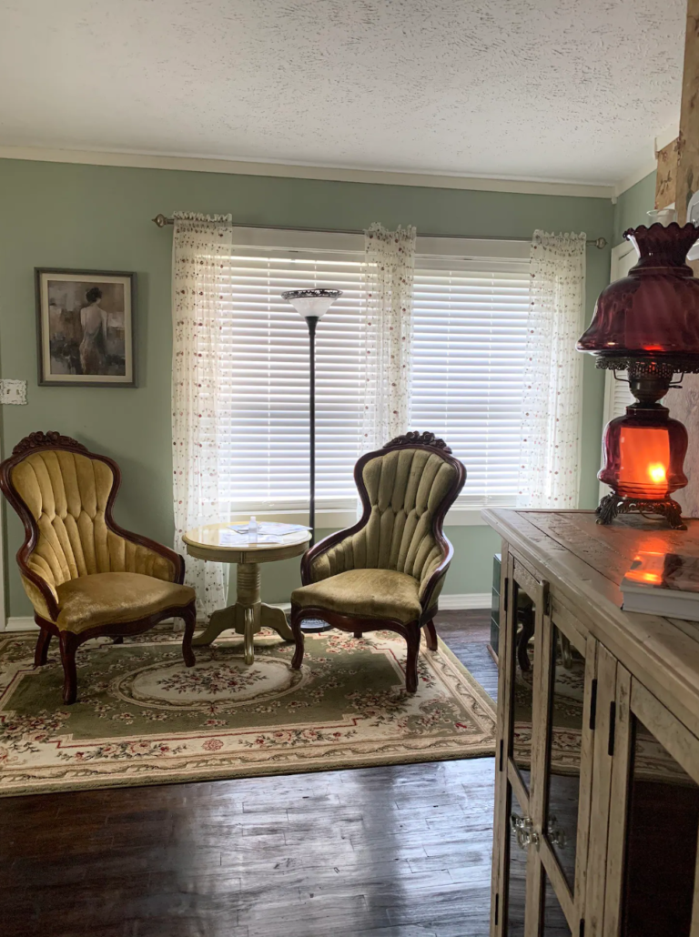 RT 62 Motor Resort 1890’s Decade Themed Victorian Cabin w/Jacuzzi ...